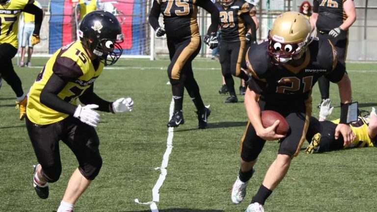 What Does A Halfback Do In Football? - Metro League