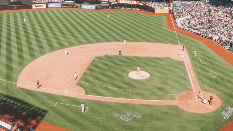 How Far Apart Are The Bases In Baseball? - Metro League