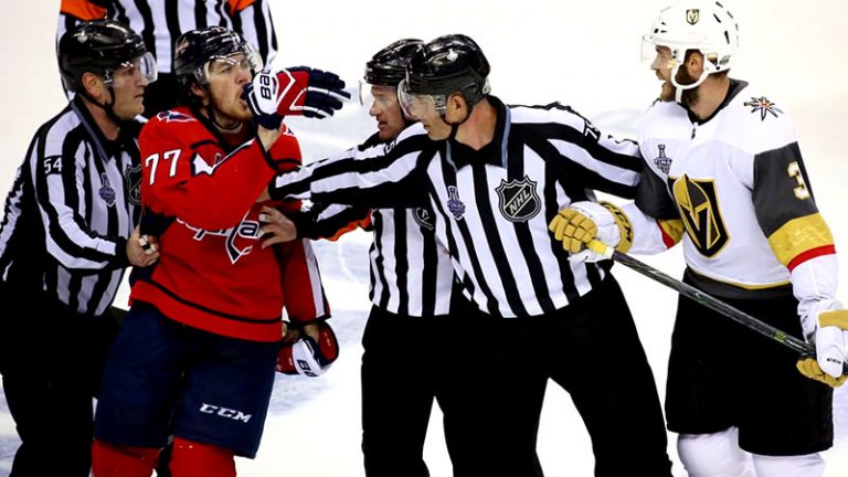 What Do Hockey Referees Wear? - Metro League