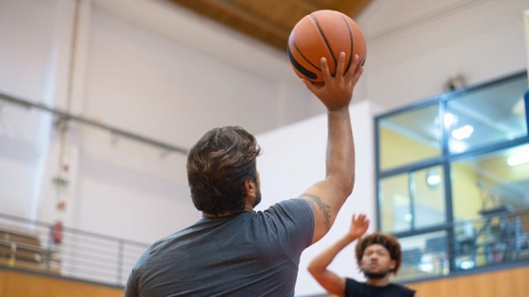 How To Hold A Basketball With One Hand? - Metro League