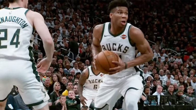 What Is Pivoting In Basketball? - Metro League