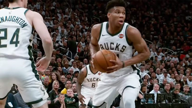 What Is Pivoting In Basketball? - Metro League