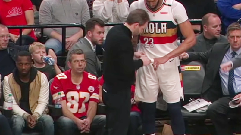 How To Tape A Jammed Finger For Basketball? - Metro League