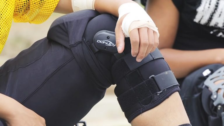 What Is The Best Knee Support For Playing Football? - Metro League