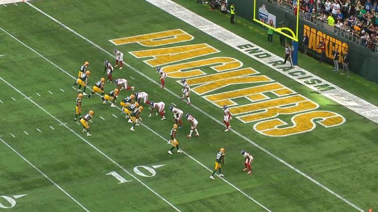 Understanding the Play: What Is a Bubble Screen in Football? - Metro League