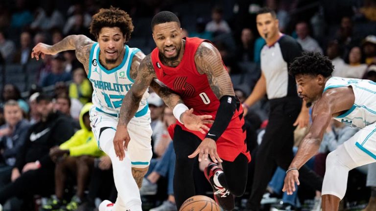 What Is a Deflection in Basketball? - Metro League