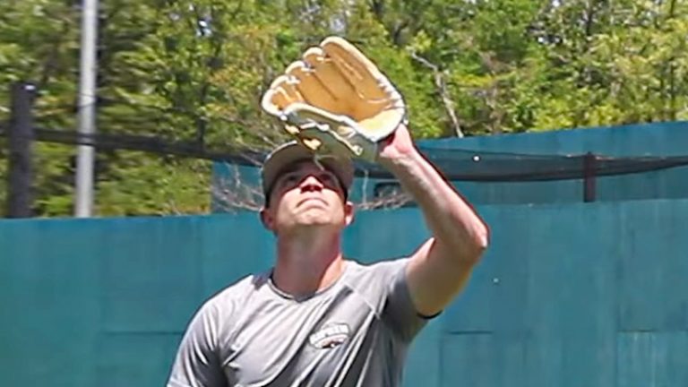 How to Catch a Fly Ball? [Baseball Outfielder Tips] - Metro League