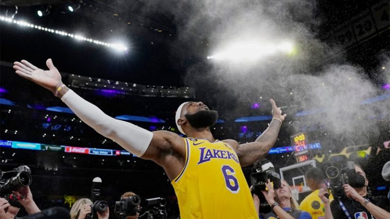 Why do NBA Players Use Chalk? - Metro League