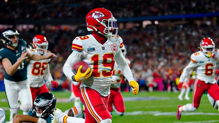 Unlocking the Game-Changing Role of a Football Punt Returner - Metro League