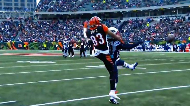 Understanding the Role of a Cornerback in Football - Metro League