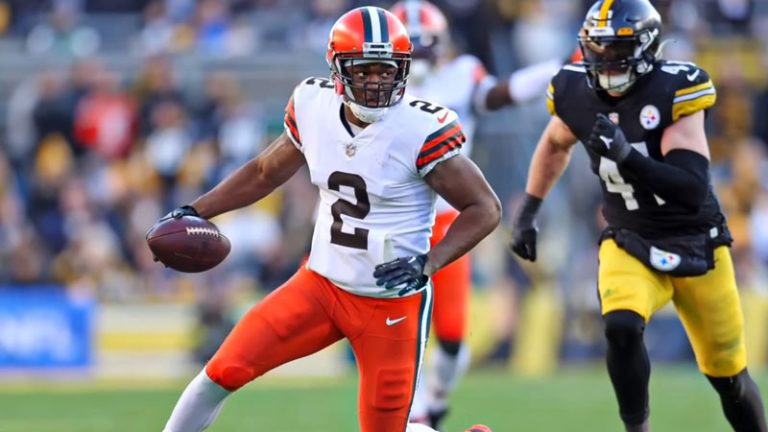 Deception and Strategy: American Football Bootleg - Metro League