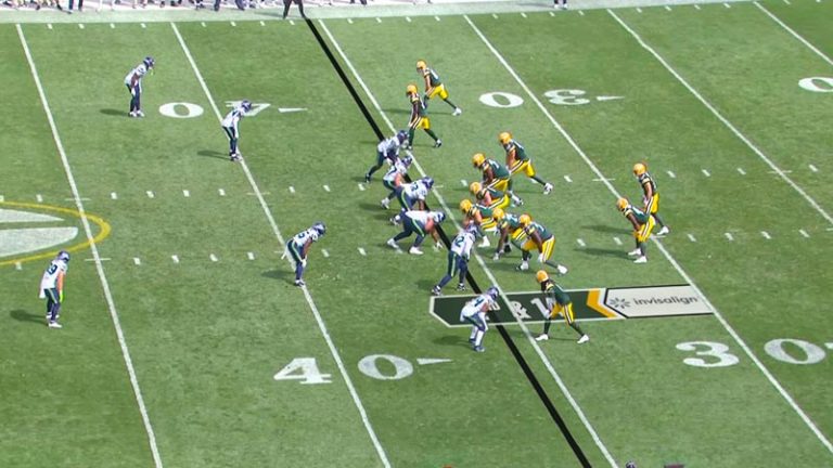 Defensive End Football: Vital Role and Strategy - Metro League