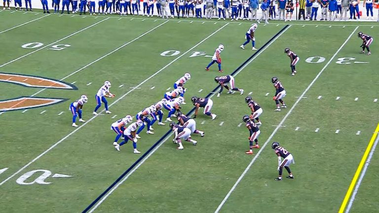 Defensive End Football: Vital Role and Strategy - Metro League